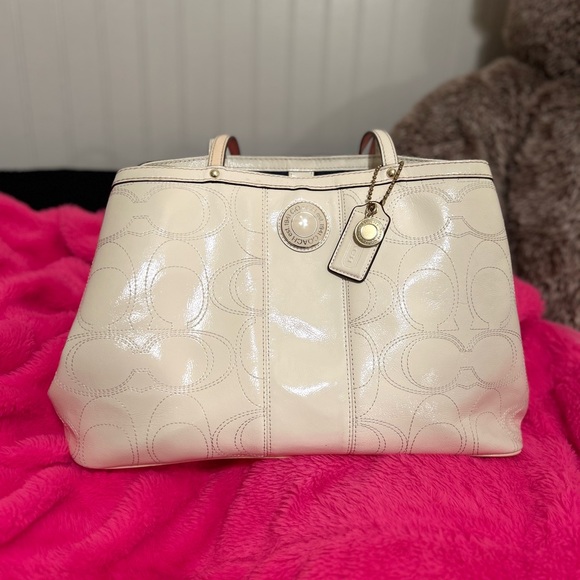 Coach | Bags | Coach Vintage Signature White Patent Leather Kiss Lock ...